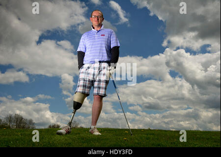 Disabled professional golfer Andy Gardiner at Banbury Golf Course ...
