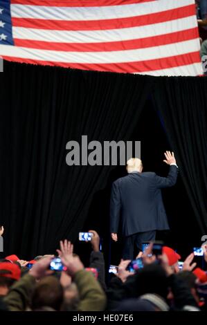 President Donald Trump, back center, meets, Secretary of Veterans ...