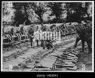 Canadian officers examining German machine guns Stock Photo - Alamy