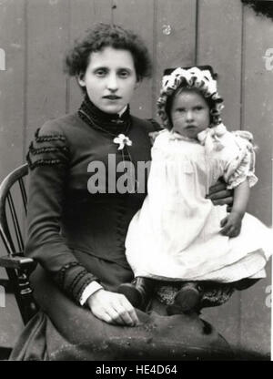 Mother and child photograph circa 1905 Stock Photo - Alamy