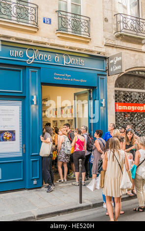 Une Glace à Paris ice cream shop in Jewish quarter, Le Marais, Paris ...