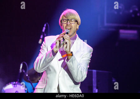 Mike Flowers live at the Shiiine On Weekender 2016 Featuring: Mike ...