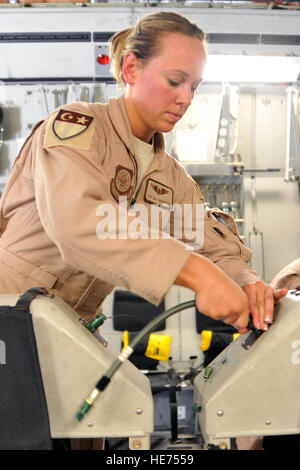 Tech. Sgt. Tiny Snodgrass, C-17 Globemaster III loadmaster, connects ...