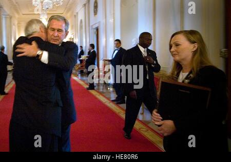U.S. President George W. Bush (L) embraces Israeli President Shimon ...