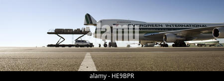 A U.S. Air Force K-loader positions behind a C-17 Globemaster III to ...