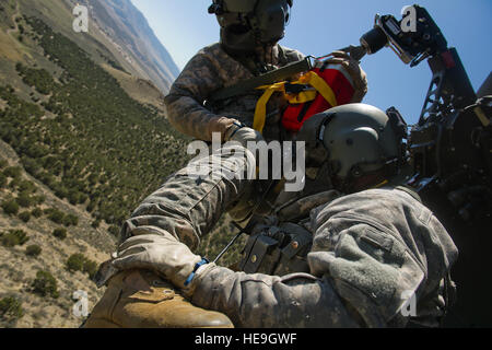 A standardization instructor from C Company, 1-171 Medevac, Utah Army ...