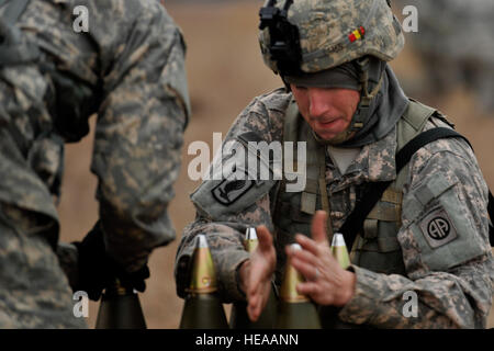 Ammunition team prepares 155 mm high-explosive artillery rounds Stock ...