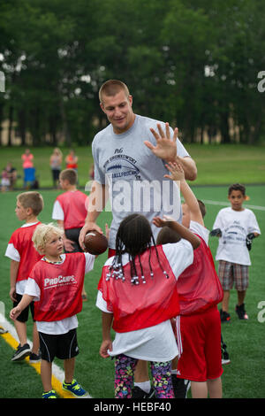 New England Patriots tight end Hunter Henry (85) tries to gain some ...