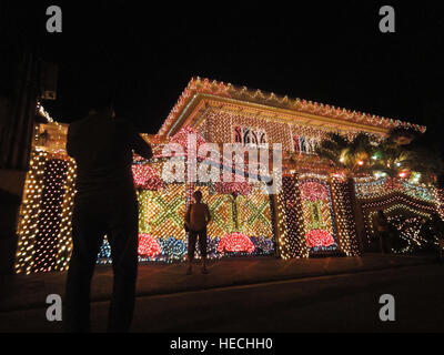 Mandaluyong City, Philippines. 19th Dec, 2016. People visit a house ...