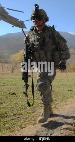 82nd Airborne division setting up after parachuting in troops ...