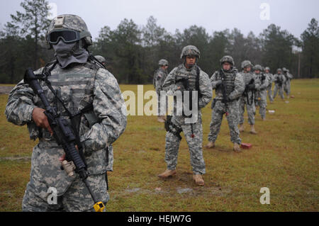 Soldiers from the 814th Military Police Company practice Short Range ...