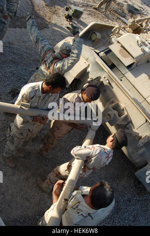 Iraqi soldiers train on M1A1 Abrams tanks under instruction from U.S ...