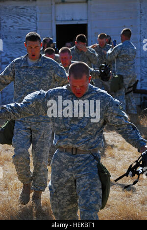 Soldiers with the 270th Military Police Company, 185th Military Police ...