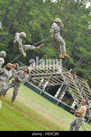 Soldiers attending the Rappel Master certification face their final ...
