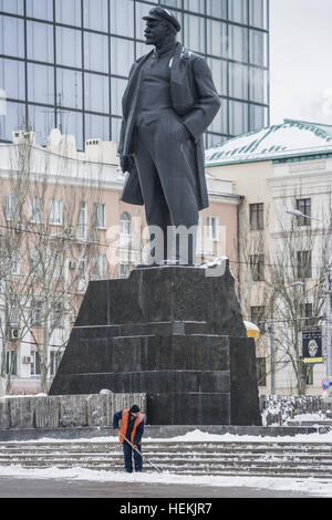 Donetsk, Ukraine, Lenin statue in Lenin square Stock Photo - Alamy