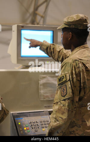 Military police with 463rd MP Company, 92nd MP Battalion, 4th Maneuver ...