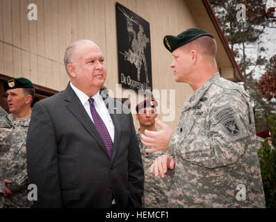 Army Lt. Col. (Dr.) Steven Hudak (center), BAMC urology surgeon ...