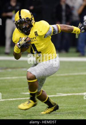 Oregon running back Thomas Tyner (24) warms up before the college ...