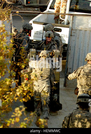 Soldiers with the Headquarters and Headquarters Battery, 5th Battalion ...