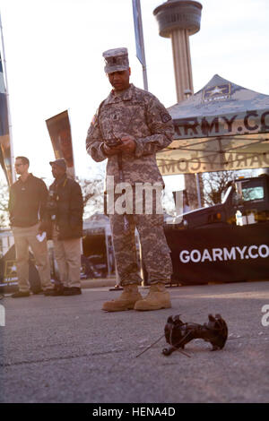 U.S. Army Sgt. Maj. Steven Payton, HQDA G3/5/7 sergeant major, gives an ...