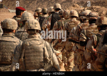 Iraqi Army (IA) Soldiers from the 8th IA Division Explosive Ordinance ...