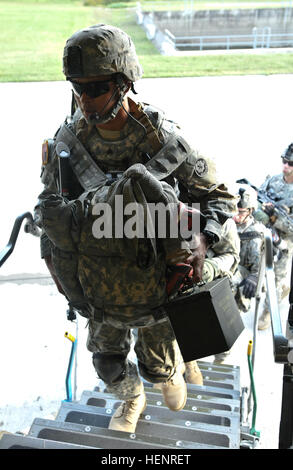 Air Force troops from the 3rd APS (Aerial Port Squadron) helped the 5th ...