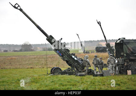 Charlie Battery, 2nd Cavalry Regiment Dragoon troopers fire M777 ...