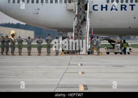 Soldiers assigned to the 194th Division Sustainment Support Battalion ...