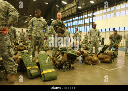: U.S. Army soldiers of the 1st-143rd Infantry Battalion (Airborne ...