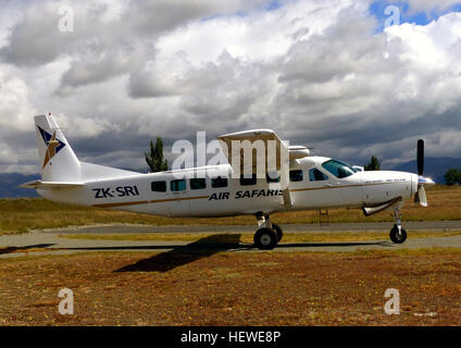 A Cessna 208 Caravan single-engined turboprop airplane of Flightlink ...