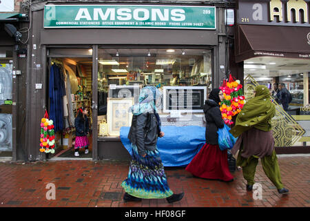 Asian Shops & shoppers in Bury Park area of Luton Stock Photo - Alamy