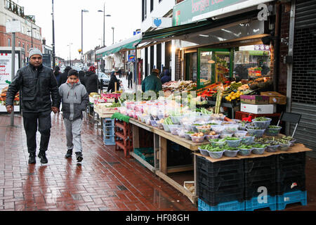 Asian Shops & shoppers in Bury Park area of Luton Stock Photo - Alamy