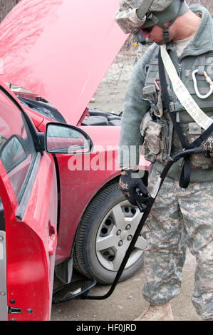 Alaska Army National Guard wheeled vehicle mechanics Sgt. Kin Shaw ...