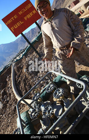 Marines with 2nd Platoon, Bulk Fuel Company, 7th Engineer Support ...