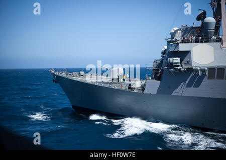 USS Harris and USS Peleliu conduct a ship-to-ship refueling exercise ...