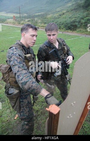 Cpl. Peter E. Kober, left, and Sgt. Scott A. Hulsizer carry their diver ...
