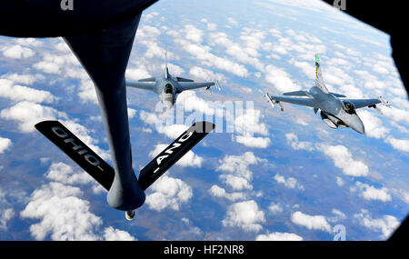 F-16 Fighting Falcons from the 180th Fighter Wing, Ohio, Air National ...
