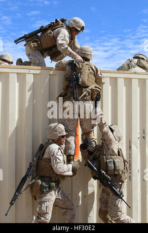 Grenadiers fire the M16A4 rifle/M203 grenade launcher Stock Photo - Alamy