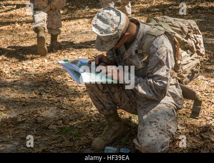 A Marine with the Advanced Machine Gunner Course, Advanced Infantry ...