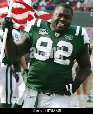 New York Jets defensive lineman Javon Kinlaw (54) warms up before an ...
