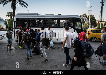Refugee smugglers - 16/09/2015 - Turkey / Turkey / Izmir - The phone of ...