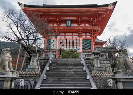 Main gate with nio temple guardians, Zentsuji temple, 88 temple ...