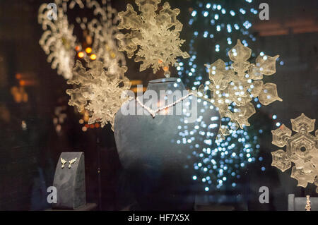 A display of diamond jewelry in the Harry Winston jewelry store window ...