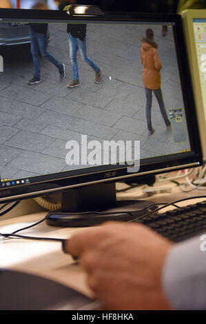 Cologne, Germany. 29th Dec, 2016. A police officer demonstrates a newly ...