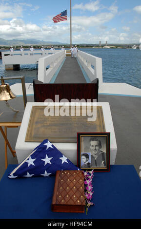 Navy Ceremonial Guard conducts burial and ashes scattering ceremony at ...