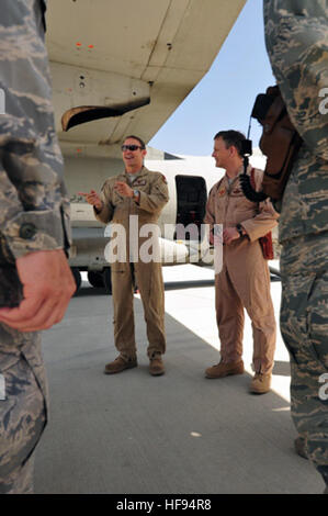 Maj. Gen. John Hesterman talks with Lt. Col. James Piel and Brig. Gen ...