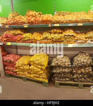 many potatoes in the supermarket Stock Photo - Alamy