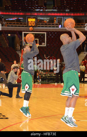 Derrick Rose Keith Bogans shooting Stock Photo - Alamy