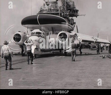 An E-1B Tracer from Airborne Early Warning Squadron VAW-12 lands on the ...