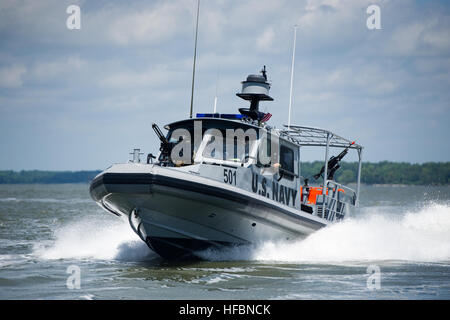 A U.S. Navy 34-foot Dauntless Sea Ark patrol boat assigned to Maritime ...